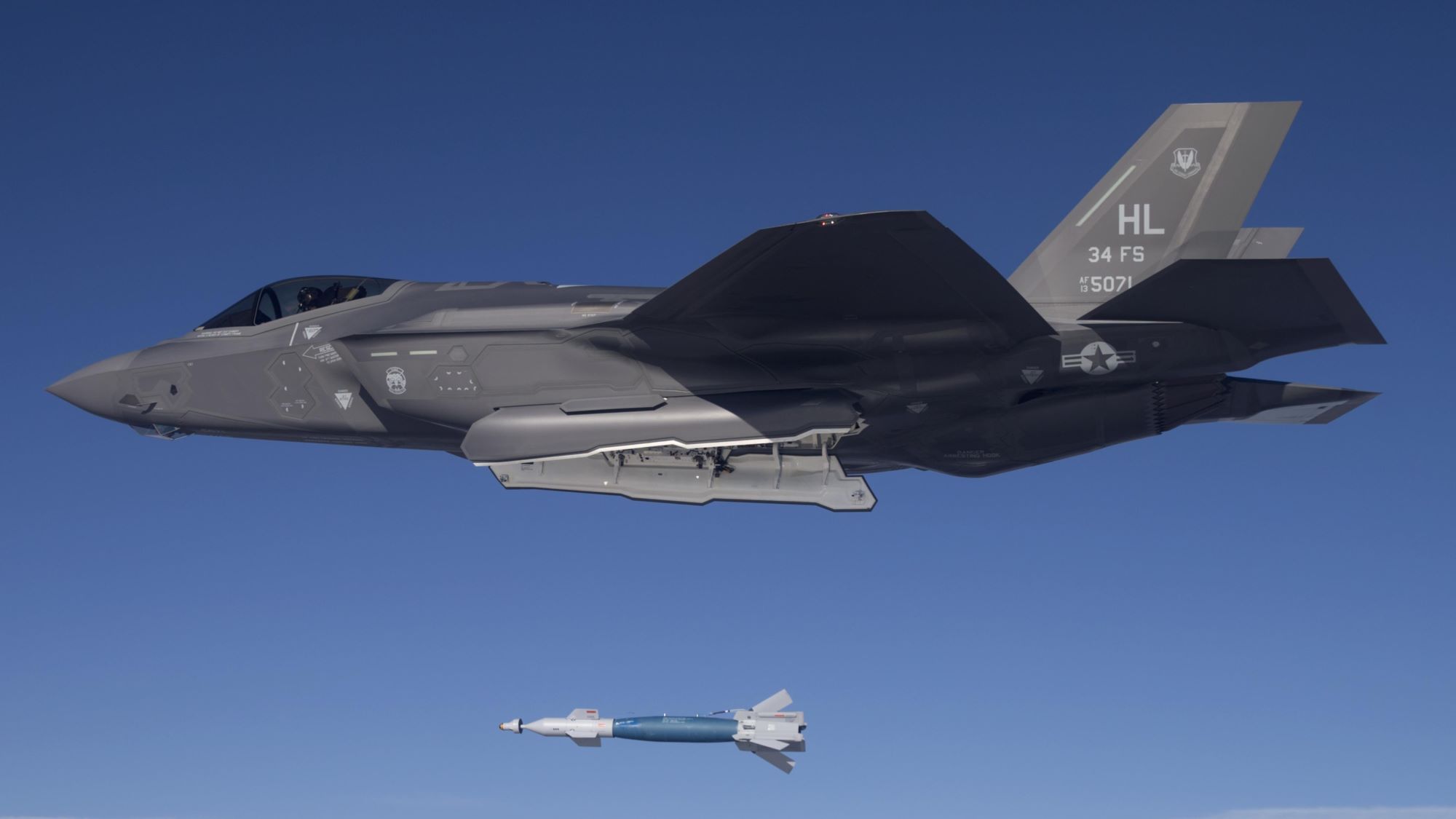 F-35A da USAF realiza ataque inédito com ajuda de drone PDW C100 em ...