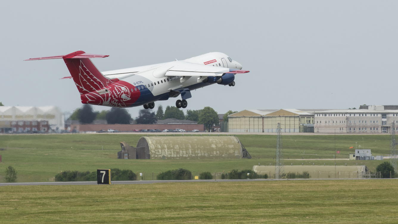 BAE Systems e QinetiQ transformam Avro RJ100 em plataforma de testes ...