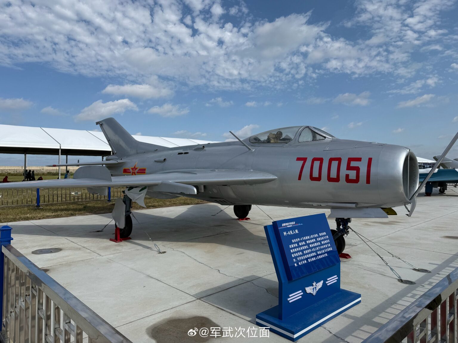 China apresenta caça J-6 da Guerra Fria transformado em drone de ataque ...