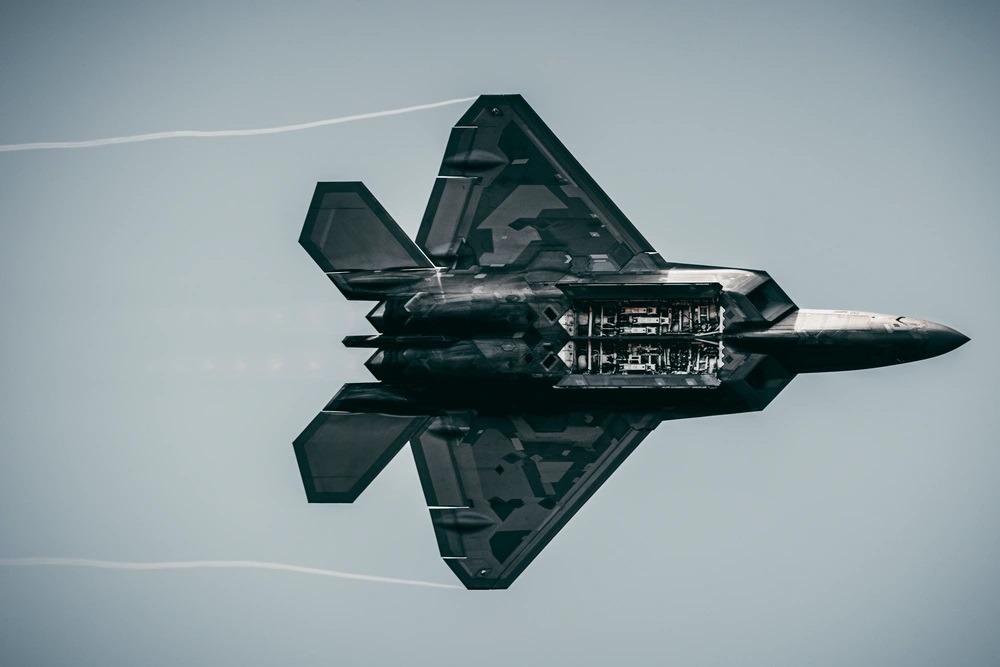 Força Aérea dos EUA e Raytheon realizam o disparo mais distante já ...