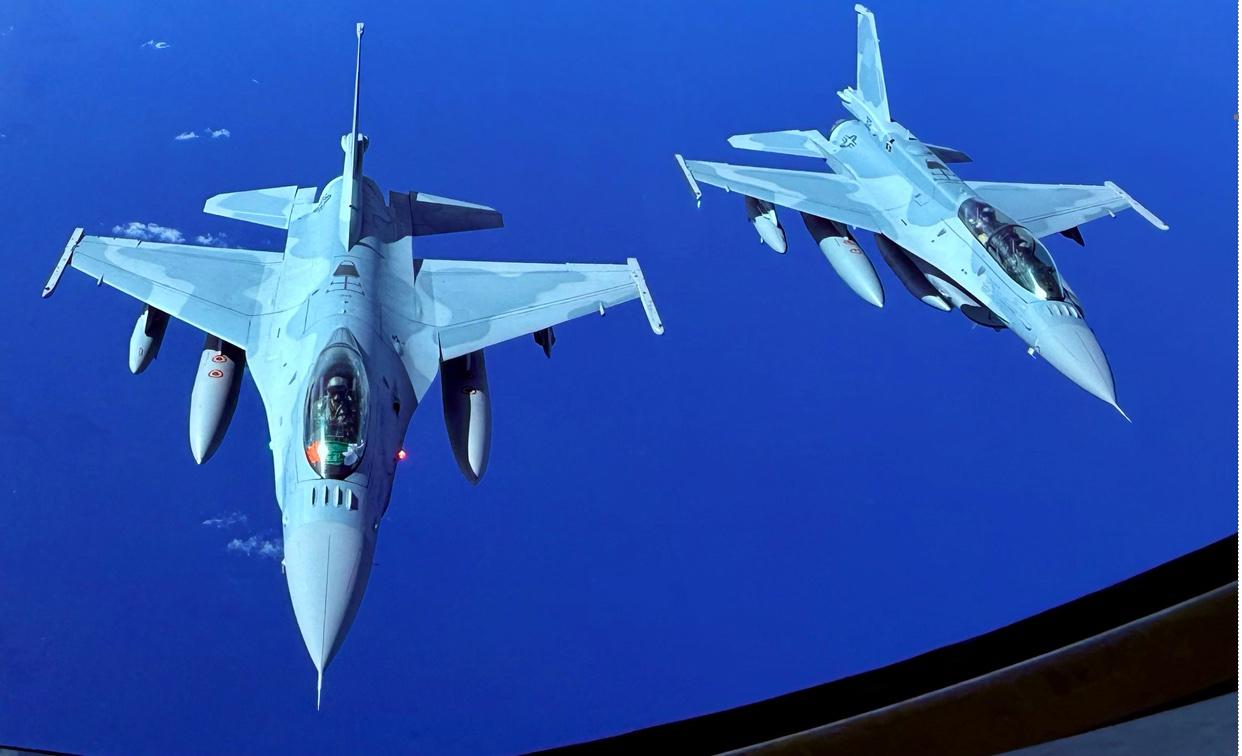 Força Aérea da Bulgária recebe mais dois caças F-16 Block 70 da ...