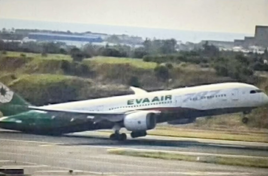 VÍDEO: Boeing 787-9 da EVA Air sofre tail strike durante arremetida em ...