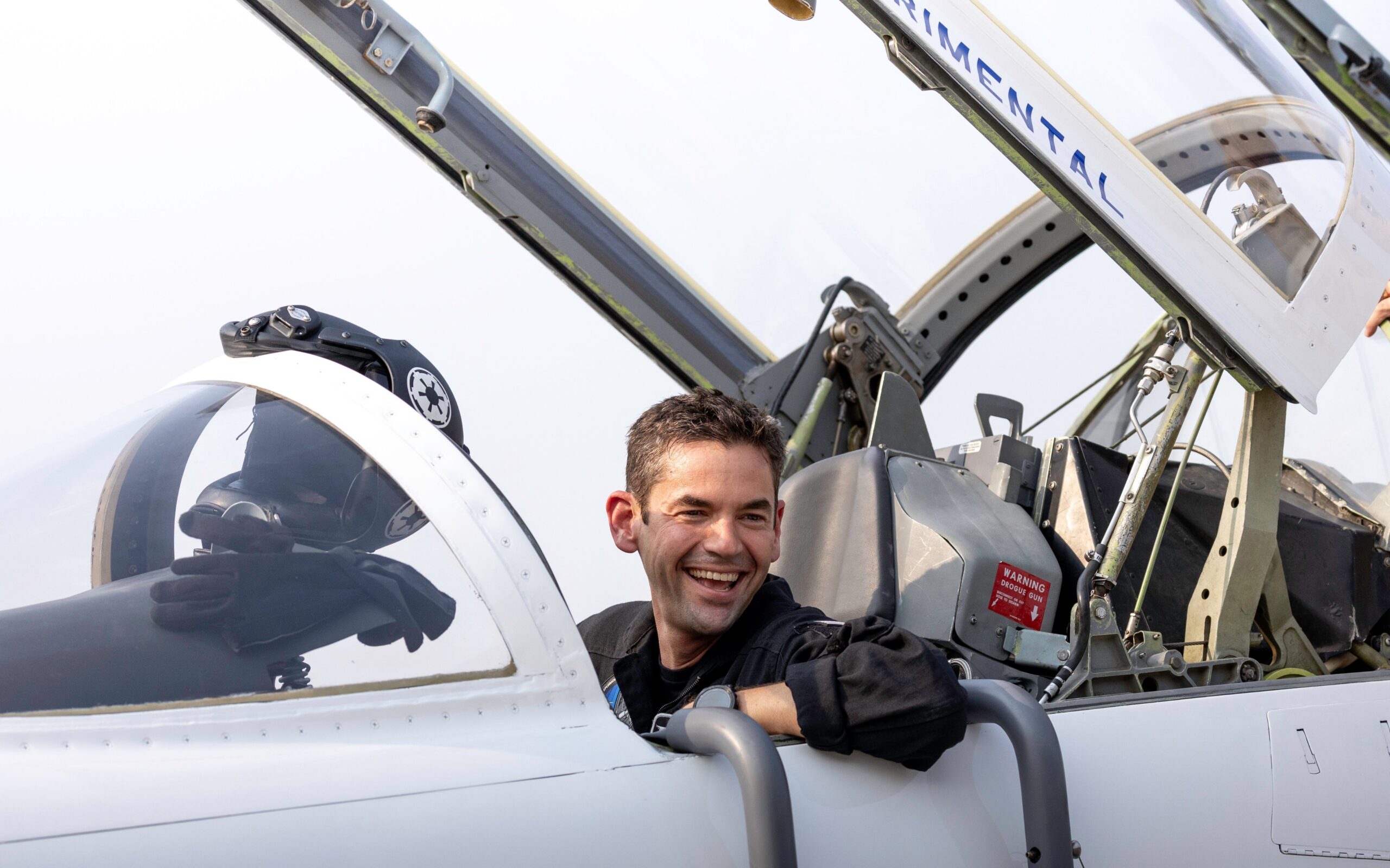 VÍDEO E IMAGENS: Caça F-5F de Jared Isaacman ganha pintura especial em ...