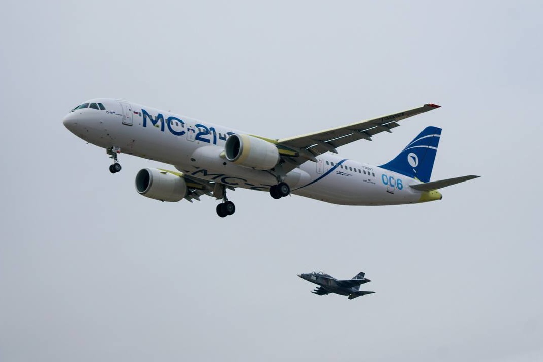 IMAGENS: Segundo jato russo MC-21 com componentes nacionais realiza voo ...