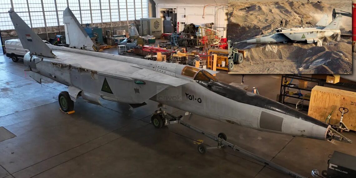 IMAGENS: Histórico MiG-25 iraquiano desenterrado do deserto é exibido ...