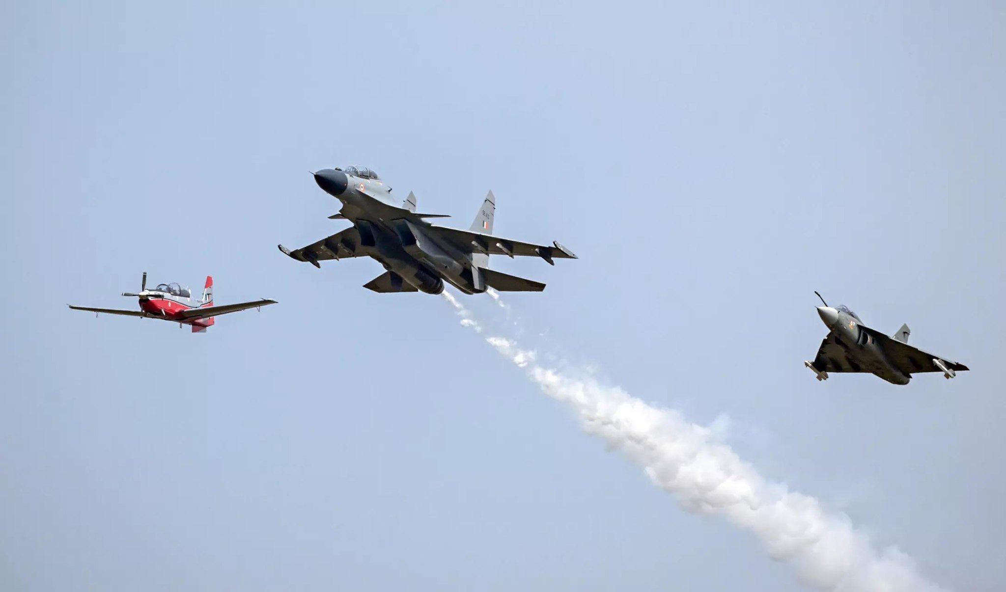 IMAGENS: Índia realiza primeiro voo do Tejas Mk1A fabricado em nova ...