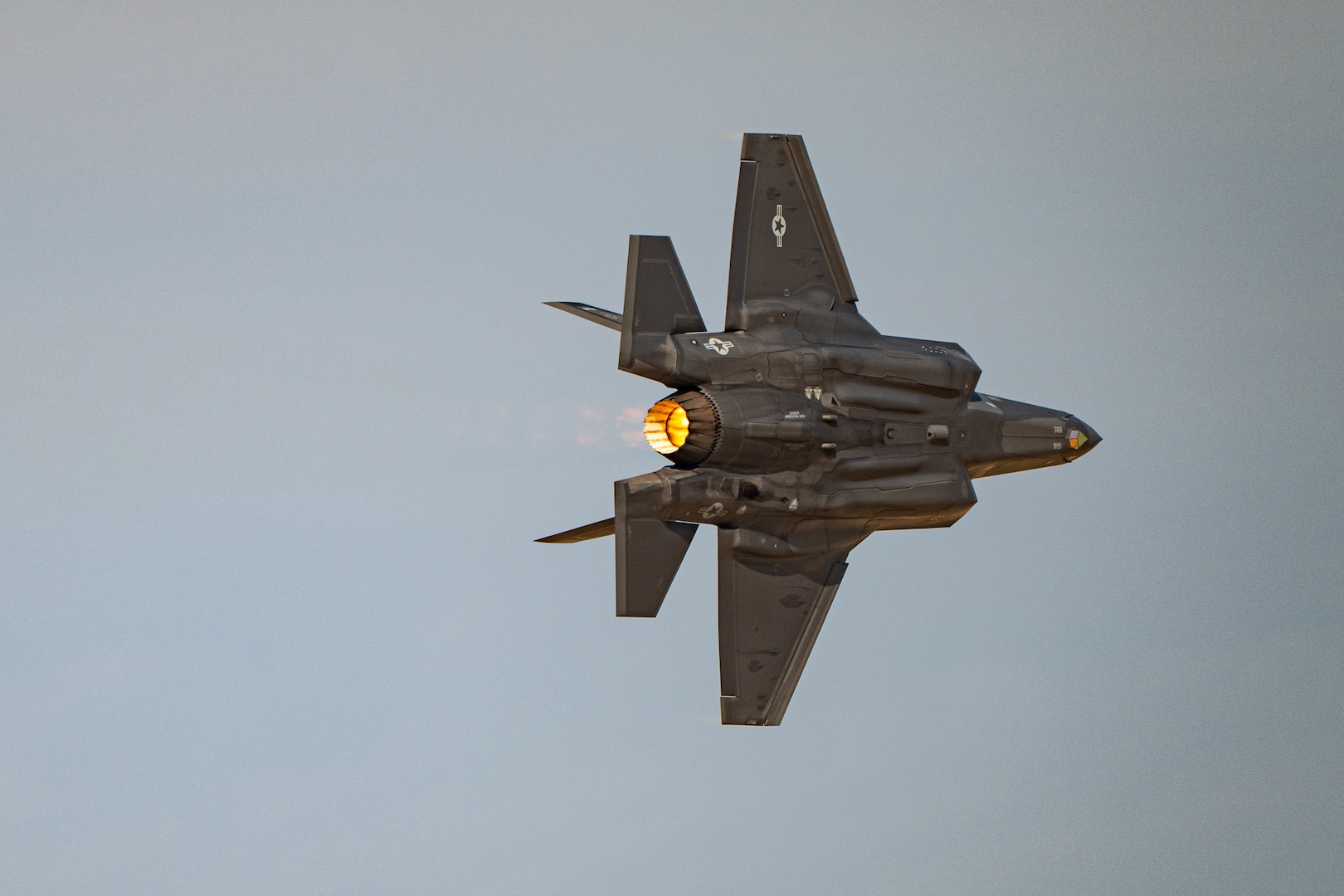 Poder aéreo dos EUA impressiona no Dubai Airshow 2025 com B-52, F-35, F ...