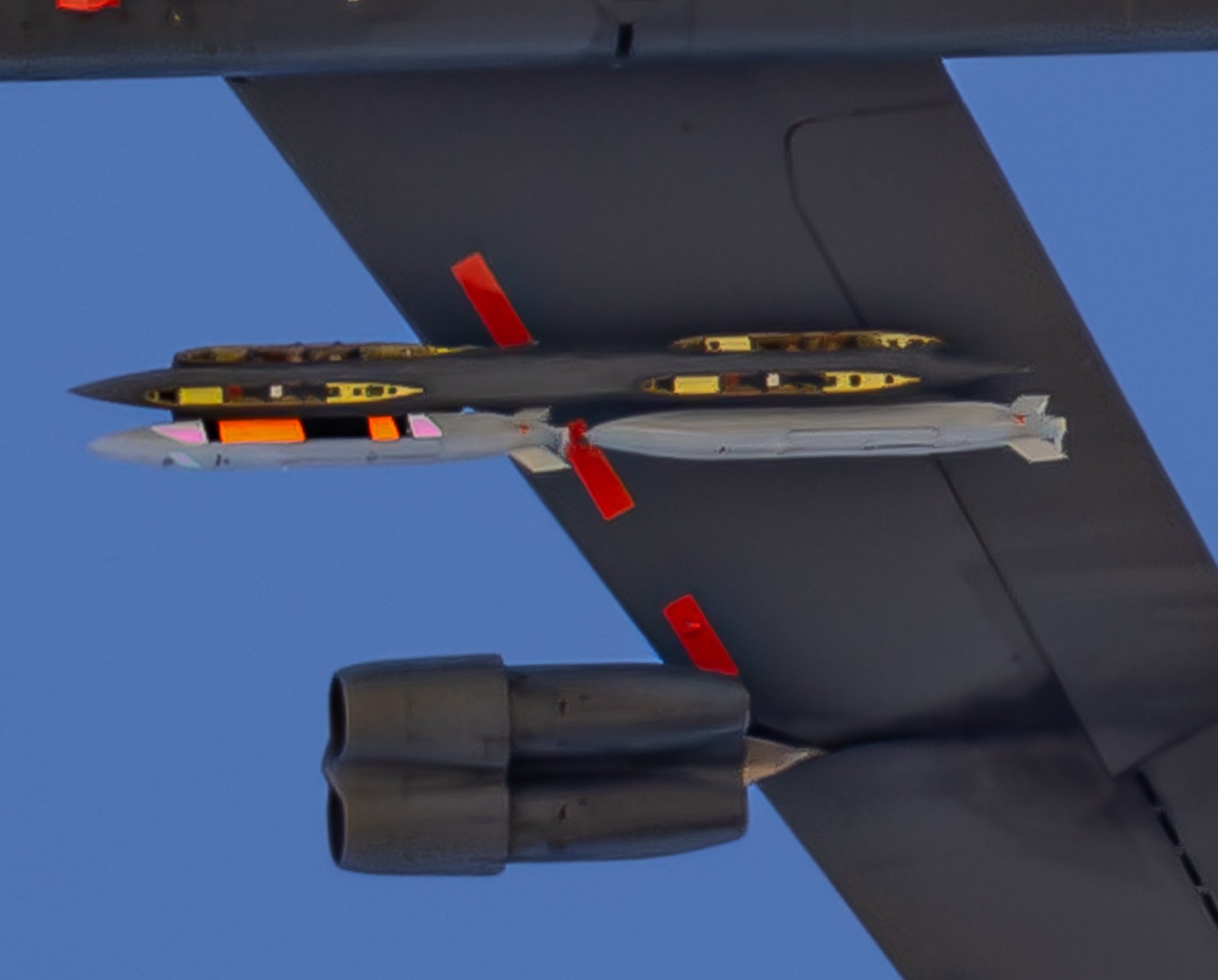 B-52 é flagrado com novo míssil nuclear furtivo AGM-181A LRSO nos EUA ...