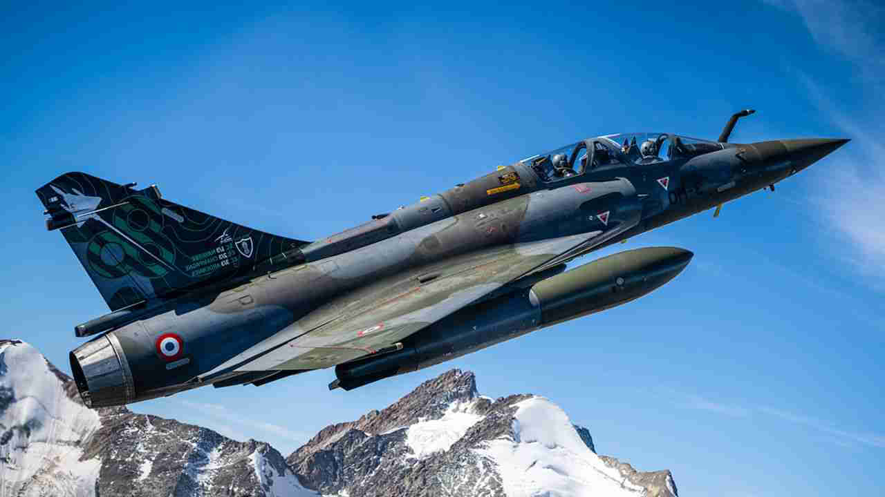 França transforma o Mirage 2000D RMV em laboratório de inteligência ...