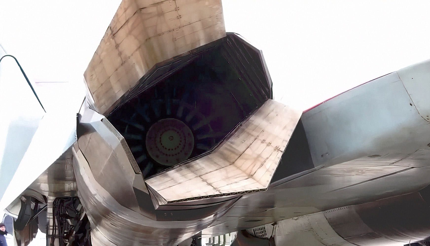 IMAGENS: Rússia revela Su-57E com novos bicos furtivos 2D no Dubai ...