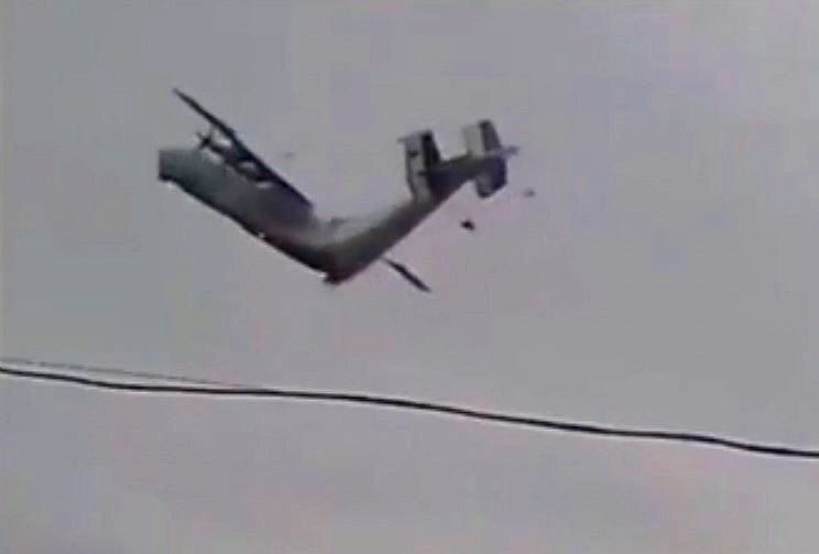 Impressionante vídeo mostra momento em que An-22 russo se desintegra no ...