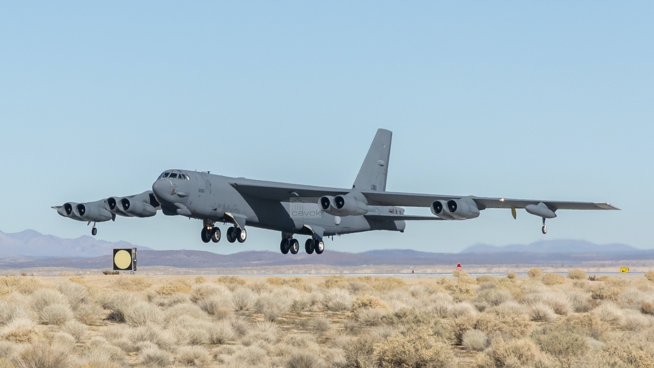 B-52 da USAF chega na Base Aérea de Edwards com novo radar AESA e ...
