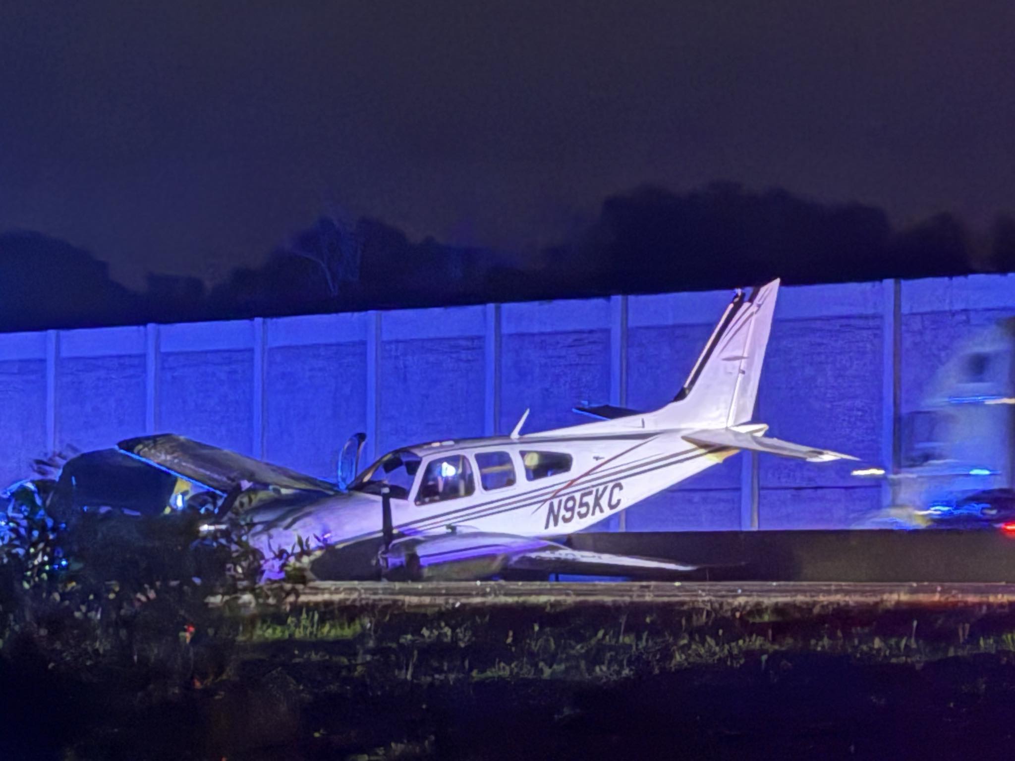 Avião Beechcraft faz pouso de emergência sobre carro em rodovia na ...