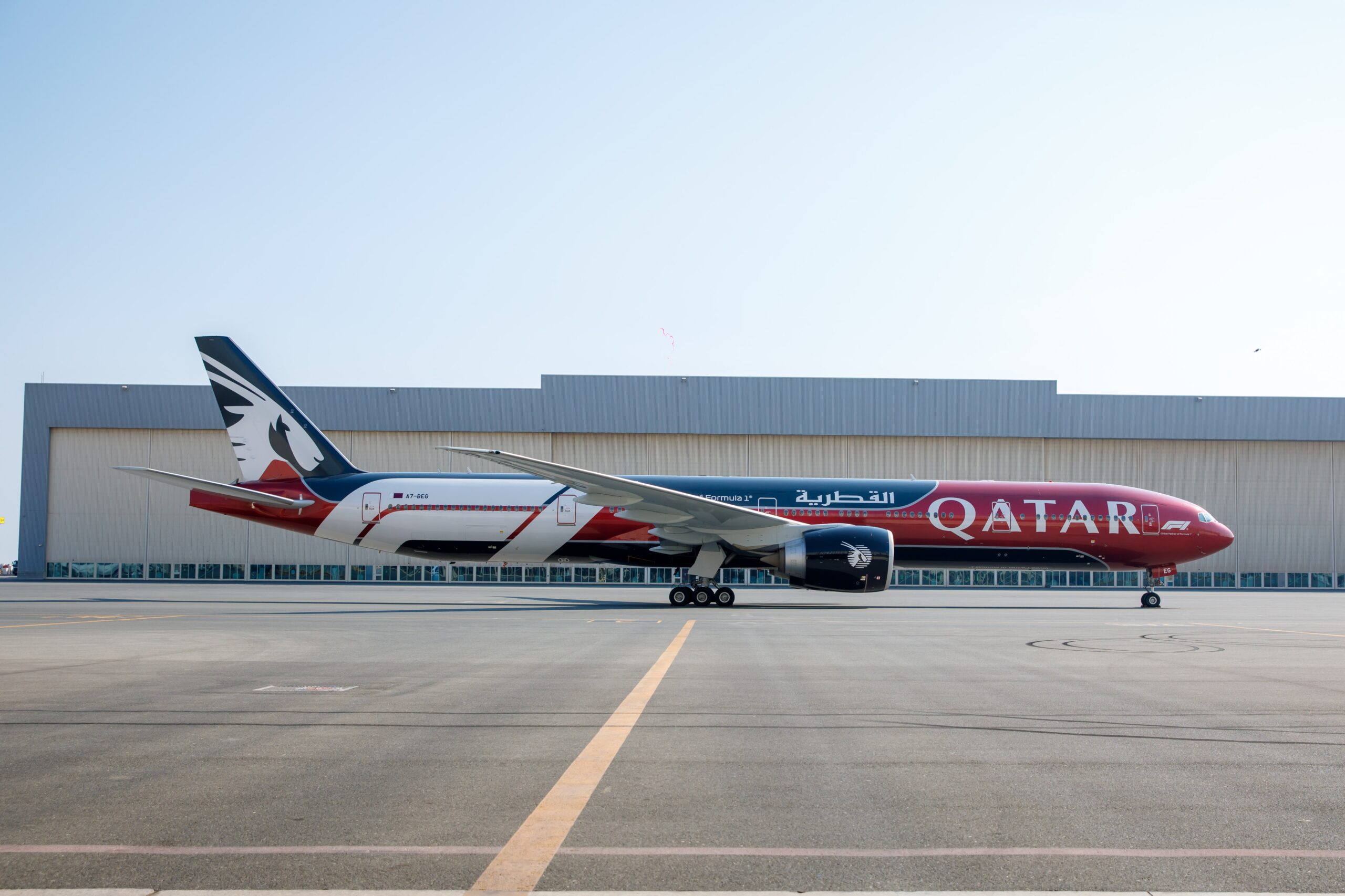 VÍDEO: Qatar Airways estreiou Boeing 777 com pintura temática da F1 no ...