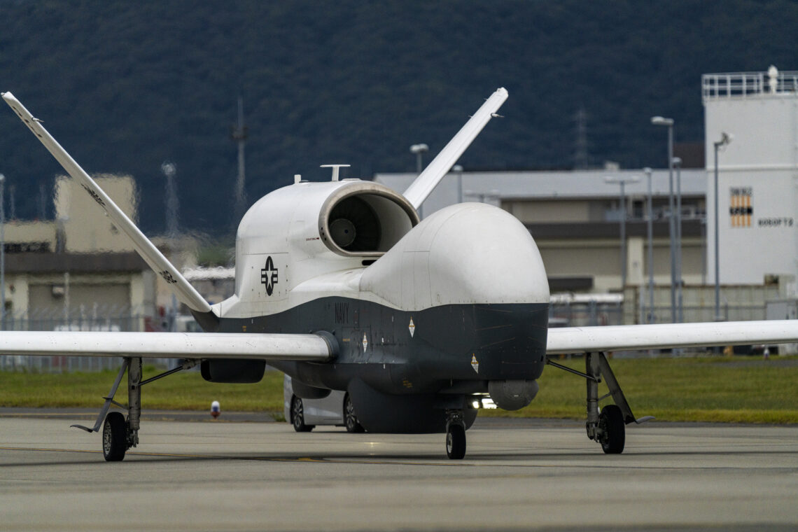 Marinha dos EUA emprega drone MQ-4C Triton em missão de vigilância ...