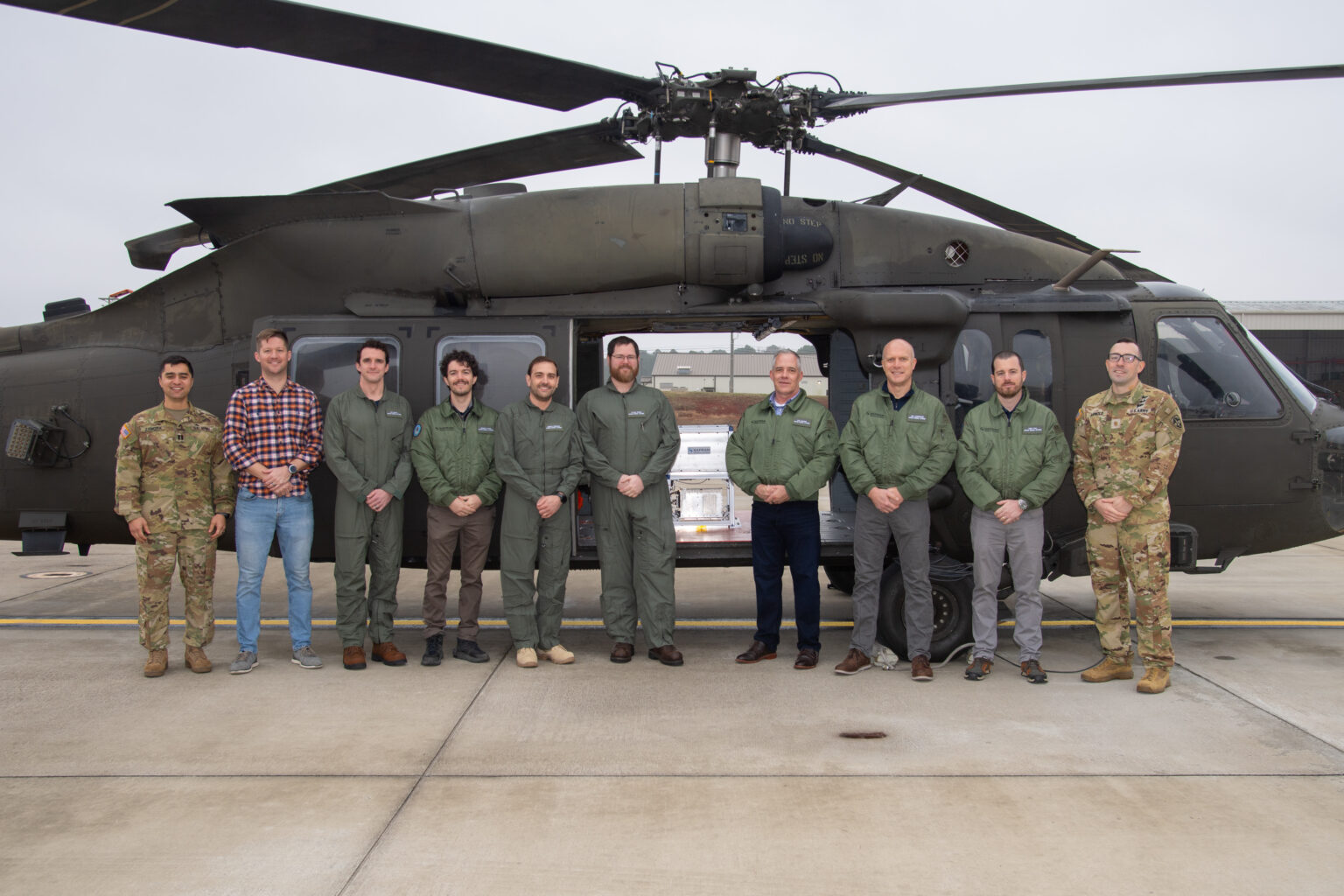 Exército dos EUA testa sistema que permite navegação do UH-60 Black ...