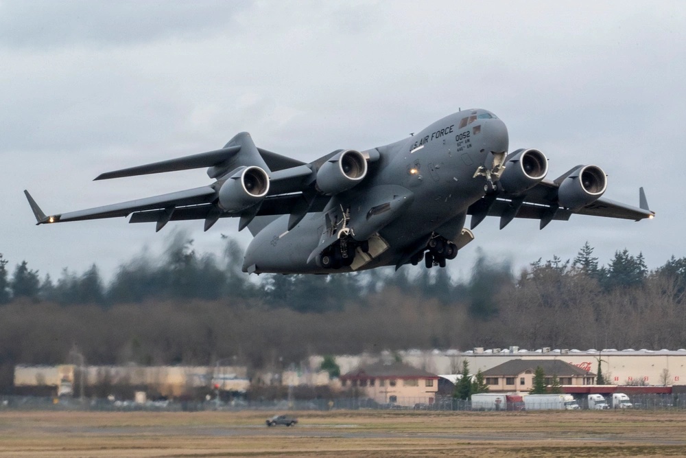 IMAGENS: USAF lança oito C-17 em decolagem rápida e testa capacidade ...