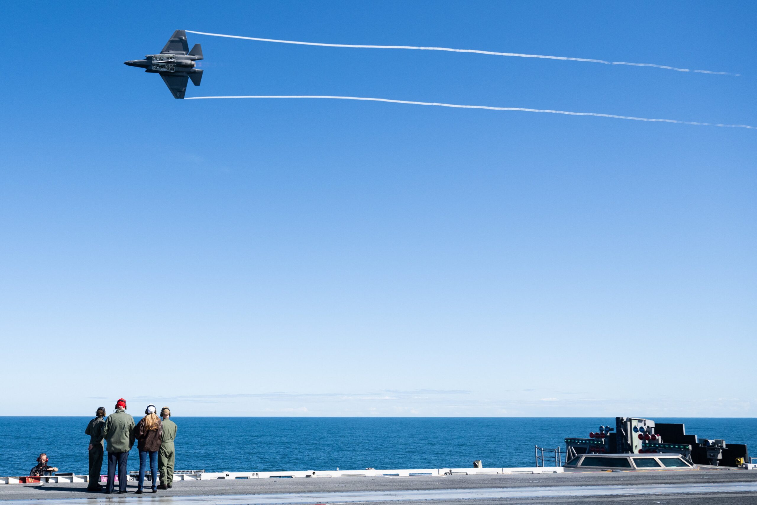 Caça F-35C da Marinha dos EUA abate drone iraniano Shahed que se ...