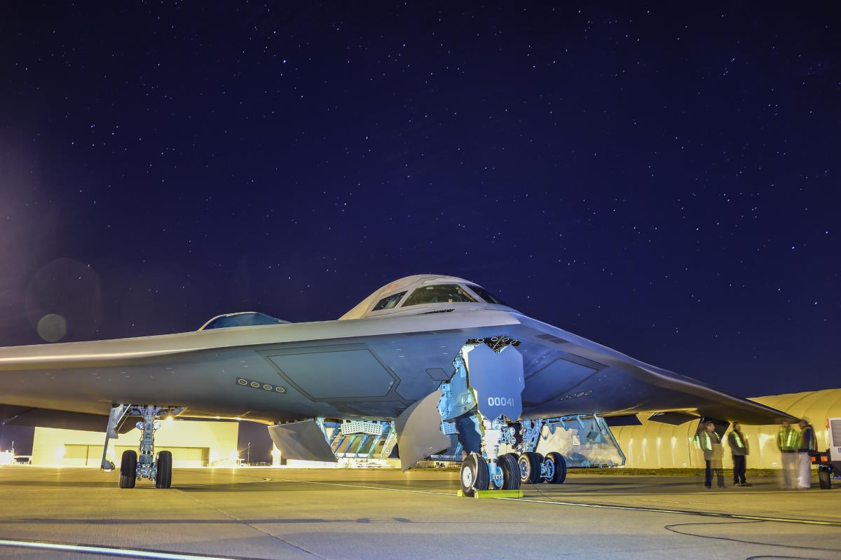 B-2 Spirit recebe nova suíte de comunicações e realiza primeiro voo com ...