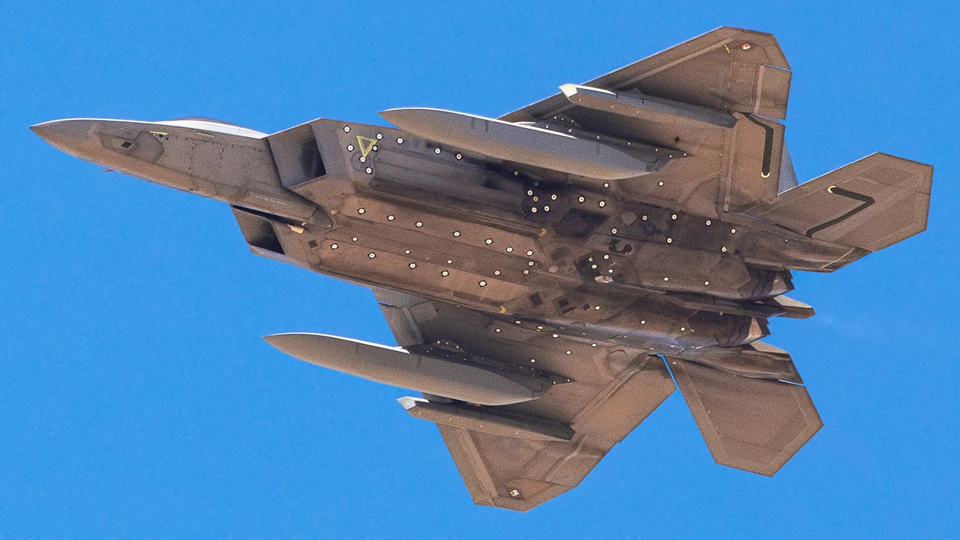 USAF começa a testar novos pods com IRST e tanques externos furtivos no ...